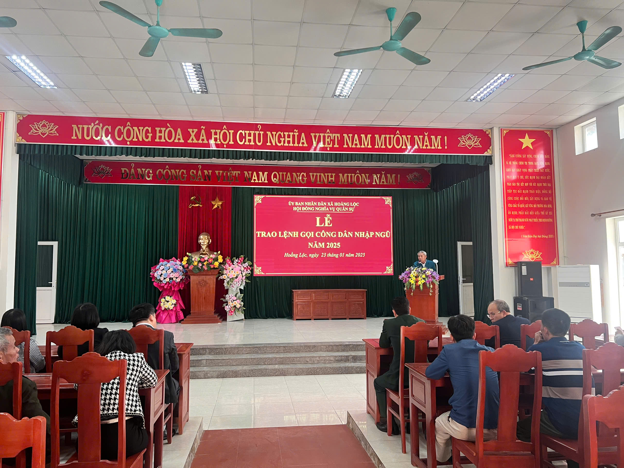 Xã Hoằng Lộc tổ chức lễ trao lệnh gọi công dân nhập ngũ năm 2025